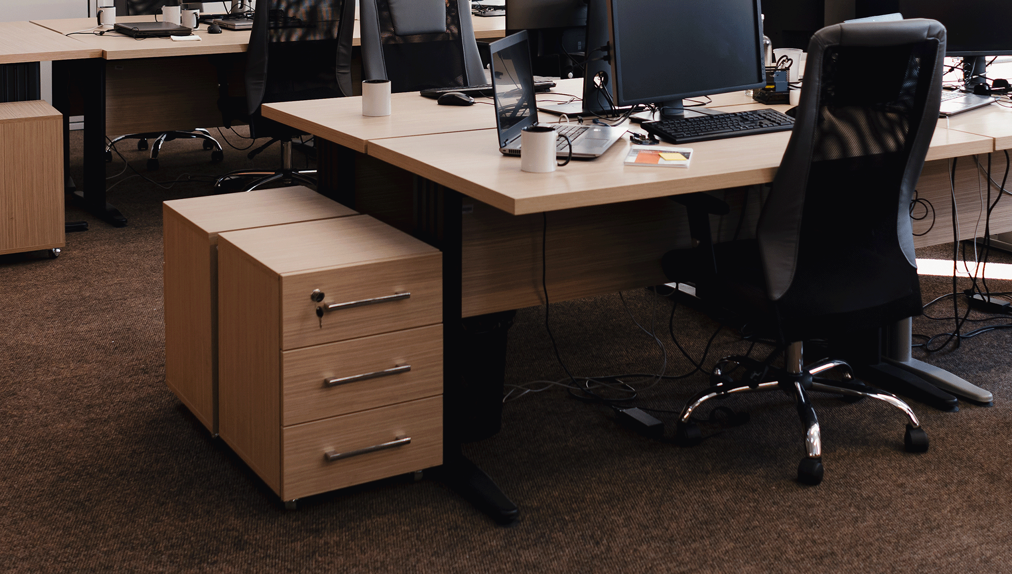 Cómo optimizar el espacio de tu oficina con archiveros compactos - ideark